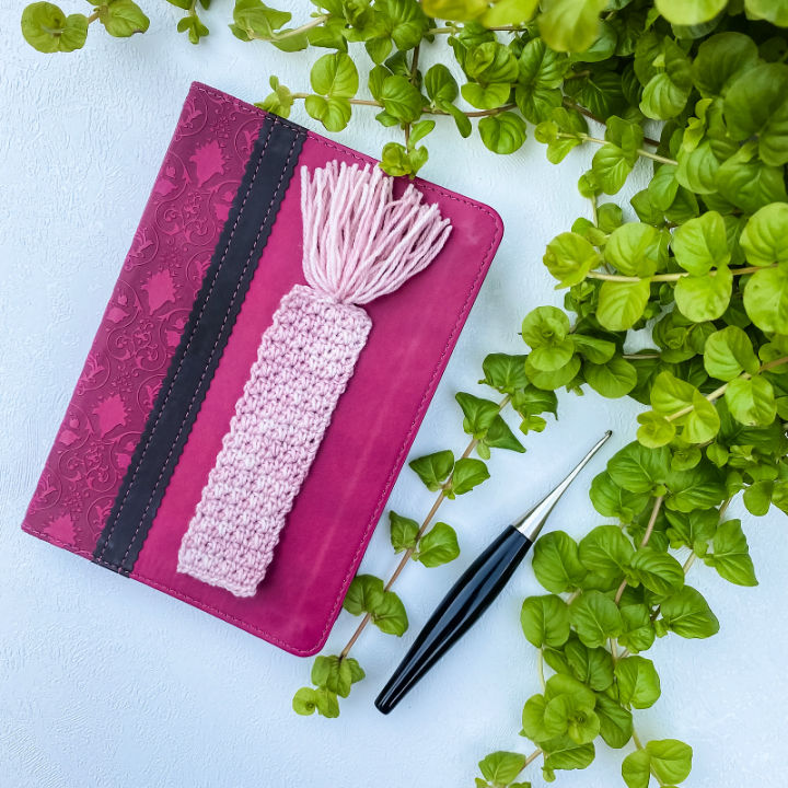 25 Free Crochet Bookmark Patterns (Easy PDF Pattern)