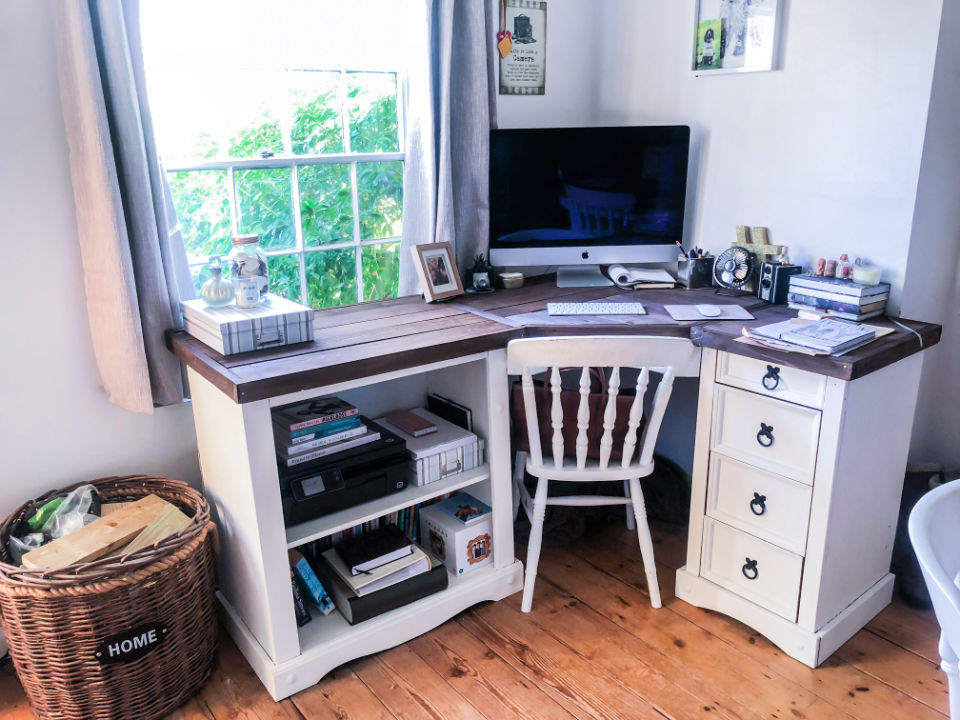 25 Free DIY Corner Desk Plans and Ideas