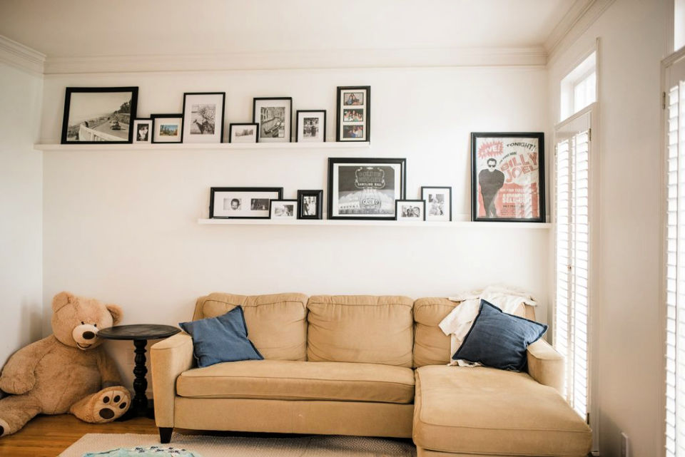 25 DIY Picture Ledge Ideas: Build Picture Ledge Shelf