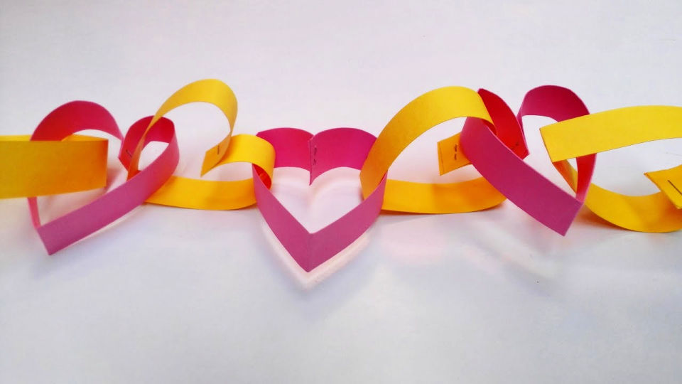 25 DIY Paper Chain Ideas: How To Make a Paper Chain