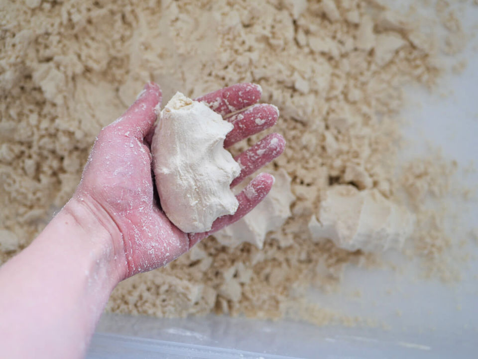 25 DIY Moon Sand Recipe List: How To Make Kinetic Sand