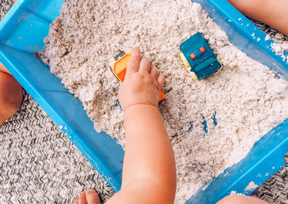 25 DIY Moon Sand Recipe List: How To Make Kinetic Sand